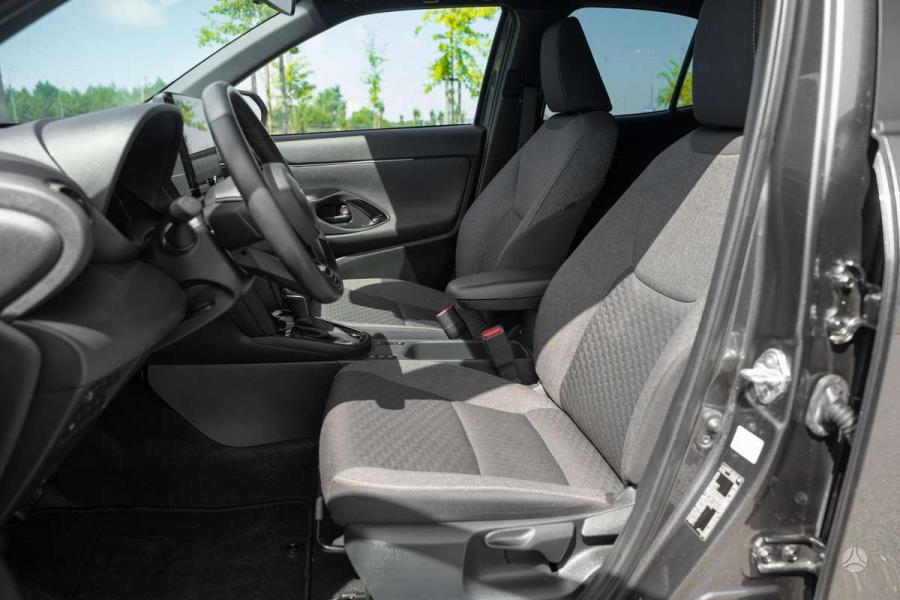 Grey Toyota Yaris Cross 2024 in Vilnius, with an engine capacity of 1.49 L and mileage of 23 thousand km for 22500 €, photo 13 on AUTOMOTO.COM.LV