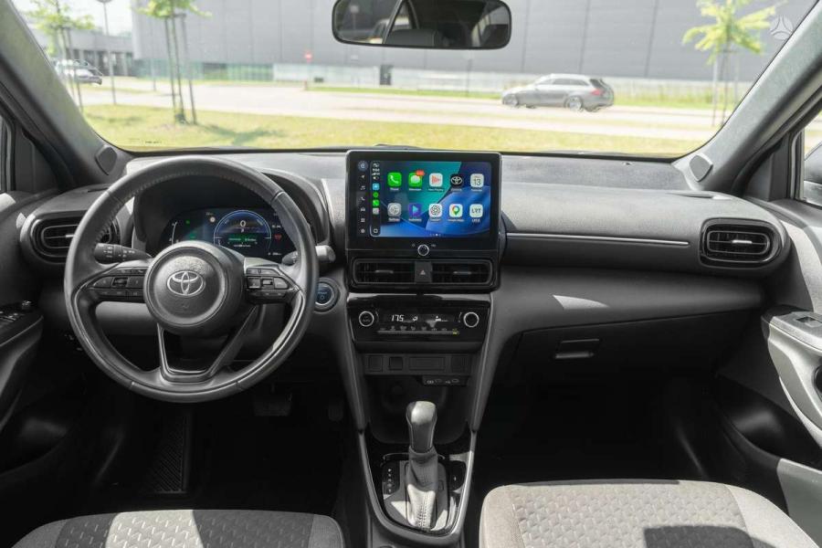 Grey Toyota Yaris Cross 2024 in Vilnius, with an engine capacity of 1.49 L and mileage of 23 thousand km for 22500 €, photo 14 on AUTOMOTO.COM.LV