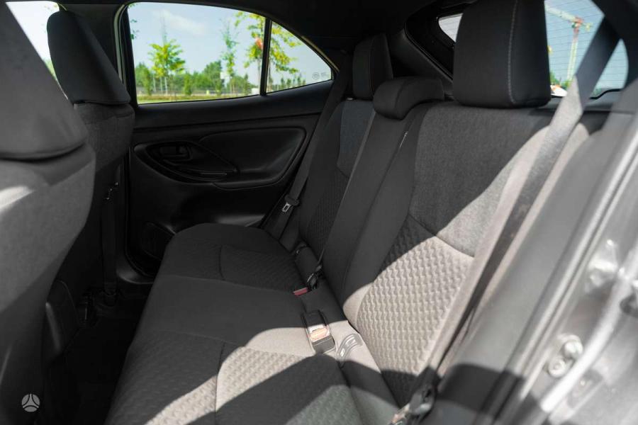 Grey Toyota Yaris Cross 2024 in Vilnius, with an engine capacity of 1.49 L and mileage of 23 thousand km for 22500 €, photo 15 on AUTOMOTO.COM.LV