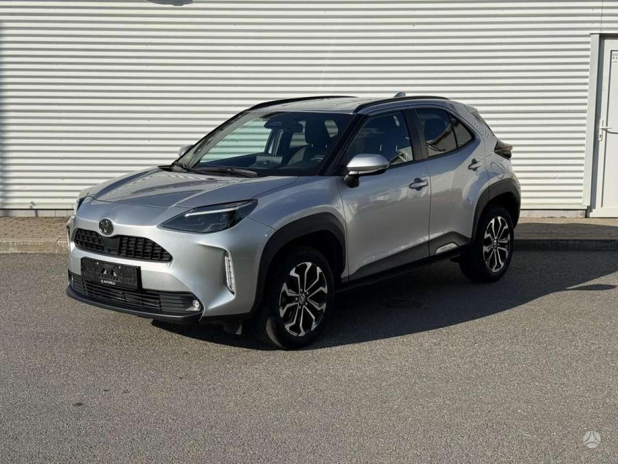 Grey Toyota Yaris Cross 2024 in Vilnius, with an engine capacity of 1.49 L and mileage of 24 thousand km for 24500 €, photo 1 on AUTOMOTO.COM.LV