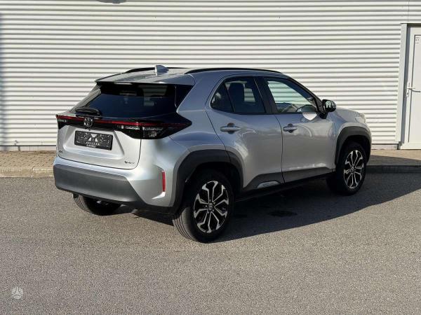 Серый Тойота Yaris Cross 2024 в Вильнюс, объемом двигателя 1.49 л и пробегом 24 тыс. км за 24500 €, фото 3 на AUTOMOTO.COM.LV