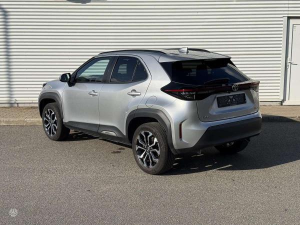 Серый Тойота Yaris Cross 2024 в Вильнюс, объемом двигателя 1.49 л и пробегом 24 тыс. км за 24500 €, фото 4 на AUTOMOTO.COM.LV
