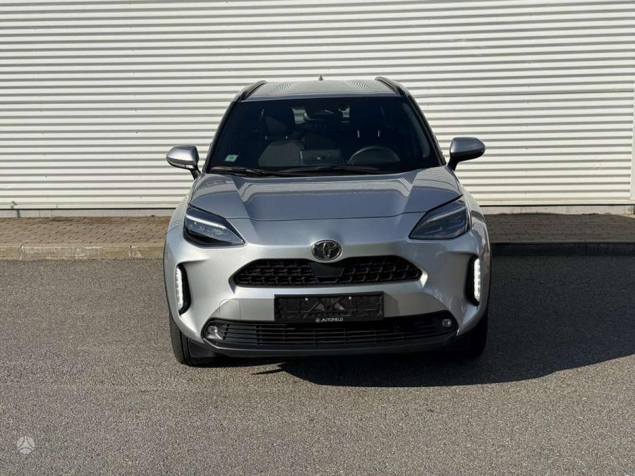 Grey Toyota Yaris Cross 2024 in Vilnius, with an engine capacity of 1.49 L and mileage of 24 thousand km for 24500 €, photo 6 on AUTOMOTO.COM.LV