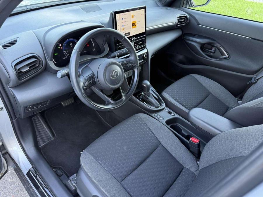 Grey Toyota Yaris Cross 2024 in Vilnius, with an engine capacity of 1.49 L and mileage of 24 thousand km for 24500 €, photo 15 on AUTOMOTO.COM.LV