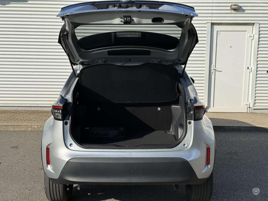 Grey Toyota Yaris Cross 2024 in Vilnius, with an engine capacity of 1.49 L and mileage of 24 thousand km for 24500 €, photo 26 on AUTOMOTO.COM.LV