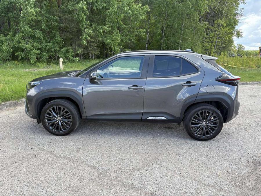 Grey Toyota Yaris Cross 2024 in Kaunas, with an engine capacity of 1.50 L and mileage of 59 thousand km for 22800 €, photo 4 on AUTOMOTO.COM.LV