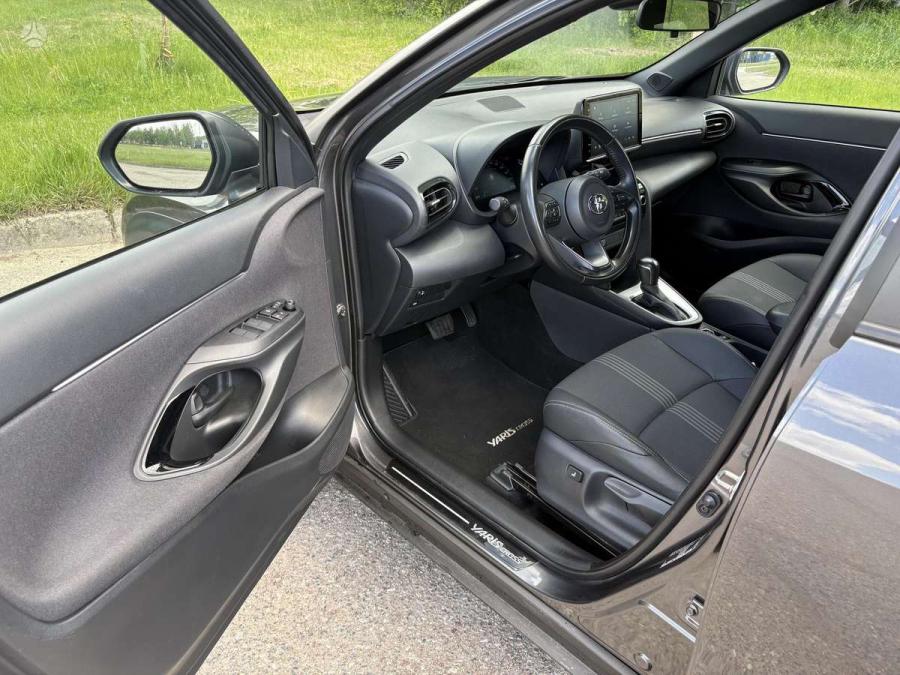 Grey Toyota Yaris Cross 2024 in Kaunas, with an engine capacity of 1.50 L and mileage of 59 thousand km for 22800 €, photo 10 on AUTOMOTO.COM.LV