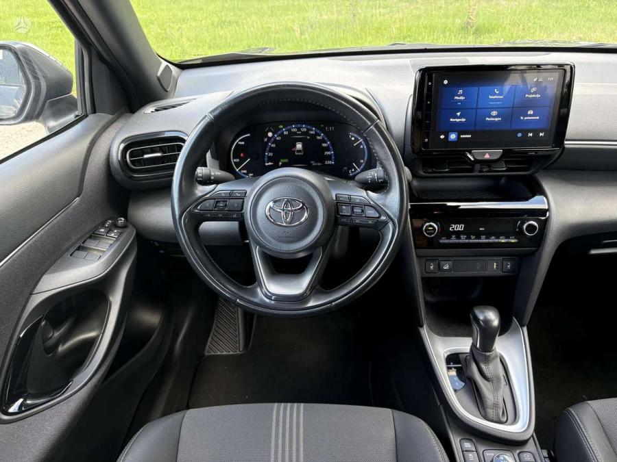Grey Toyota Yaris Cross 2024 in Kaunas, with an engine capacity of 1.50 L and mileage of 59 thousand km for 22800 €, photo 13 on AUTOMOTO.COM.LV