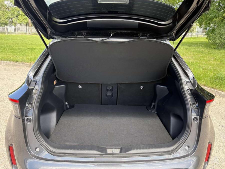 Grey Toyota Yaris Cross 2024 in Kaunas, with an engine capacity of 1.50 L and mileage of 59 thousand km for 22800 €, photo 17 on AUTOMOTO.COM.LV