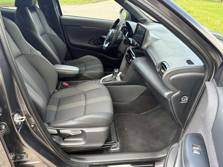 Grey Toyota Yaris Cross 2024 in Kaunas, with an engine capacity of 1.50 L and mileage of 59 thousand km for 22800 €, photo 18 on AUTOMOTO.COM.LV