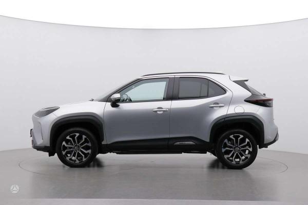 Pelēks Toyota Yaris Cross 2024 Viļņa, ar dzinēja tilpumu 1.49 L un nobraukumu 23 tūkst. km par 24900 €, foto 4 vietnē AUTOMOTO.COM.LV