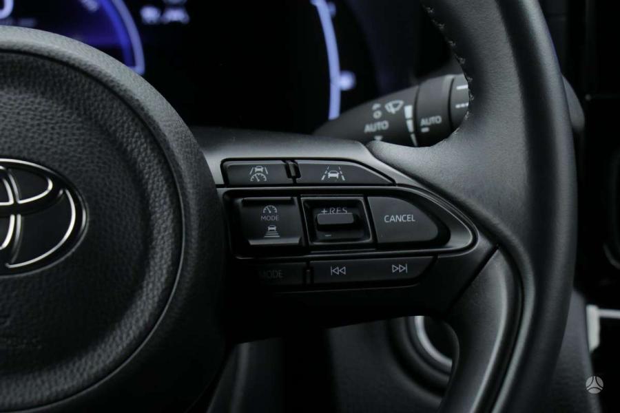 Серый Тойота Yaris Cross 2024 в Вильнюс, объемом двигателя 1.49 л и пробегом 23 тыс. км за 24900 €, фото 28 на AUTOMOTO.COM.LV