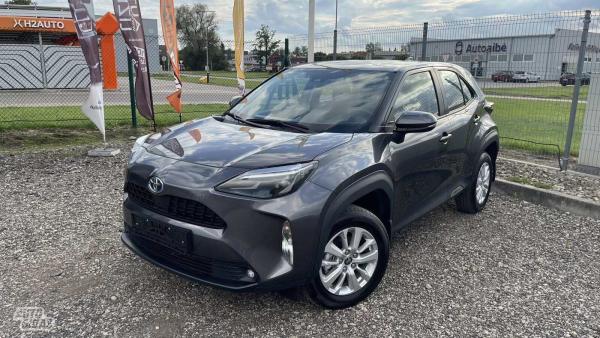 Pelēks Toyota Yaris Cross 2024 Marijampole, ar dzinēja tilpumu 1.50 L un nobraukumu 26 tūkst. km par 19990 €, foto 1 vietnē AUTOMOTO.COM.LV