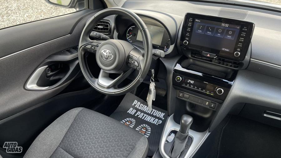 Серый Тойота Yaris Cross 2024 в Мариямполе, объемом двигателя 1.50 л и пробегом 26 тыс. км за 19990 €, фото 3 на AUTOMOTO.COM.LV