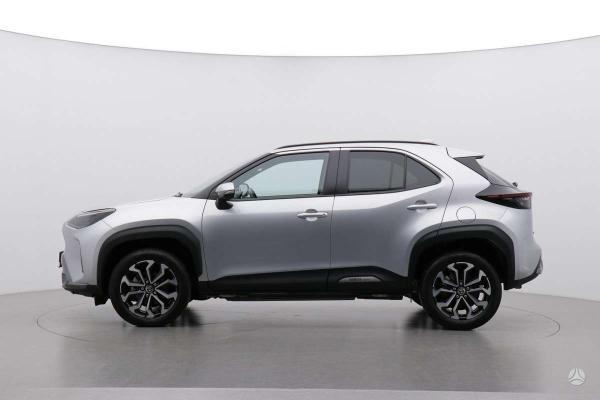 Grey Toyota Yaris Cross 2024 in Vilnius, with an engine capacity of 1.49 L and mileage of 23 thousand km for 24900 €, photo 5 on AUTOMOTO.COM.LV