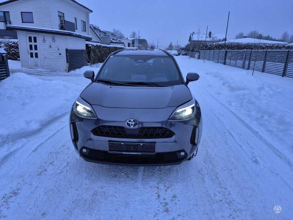 Pelēks Toyota Yaris Cross 2025 Viļņa, ar dzinēja tilpumu 1.50 L un nobraukumu 3 tūkst. km par 24400 €, foto 1 vietnē AUTOMOTO.COM.LV