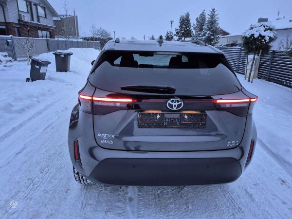 Pelēks Toyota Yaris Cross 2025 Viļņa, ar dzinēja tilpumu 1.50 L un nobraukumu 3 tūkst. km par 24400 €, foto 5 vietnē AUTOMOTO.COM.LV