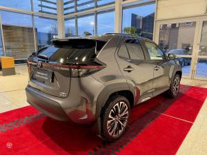 Pelēks Toyota Yaris Cross 2025 Šauļi, ar dzinēja tilpumu 1.49 L un nobraukumu 7 tūkst. km par 30900 €, foto 4 vietnē AUTOMOTO.COM.LV