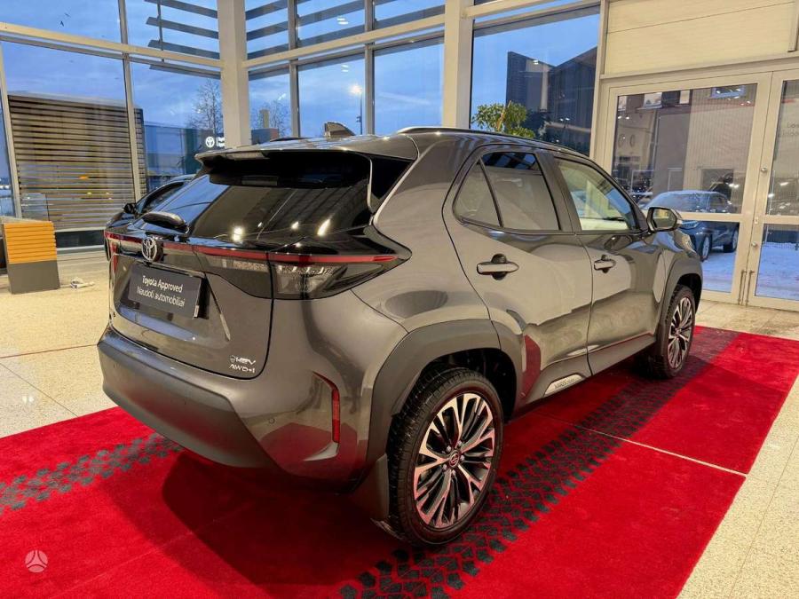 Pelēks Toyota Yaris Cross 2025 Šauļi, ar dzinēja tilpumu 1.49 L un nobraukumu 7 tūkst. km par 30900 €, foto 4 vietnē AUTOMOTO.COM.LV
