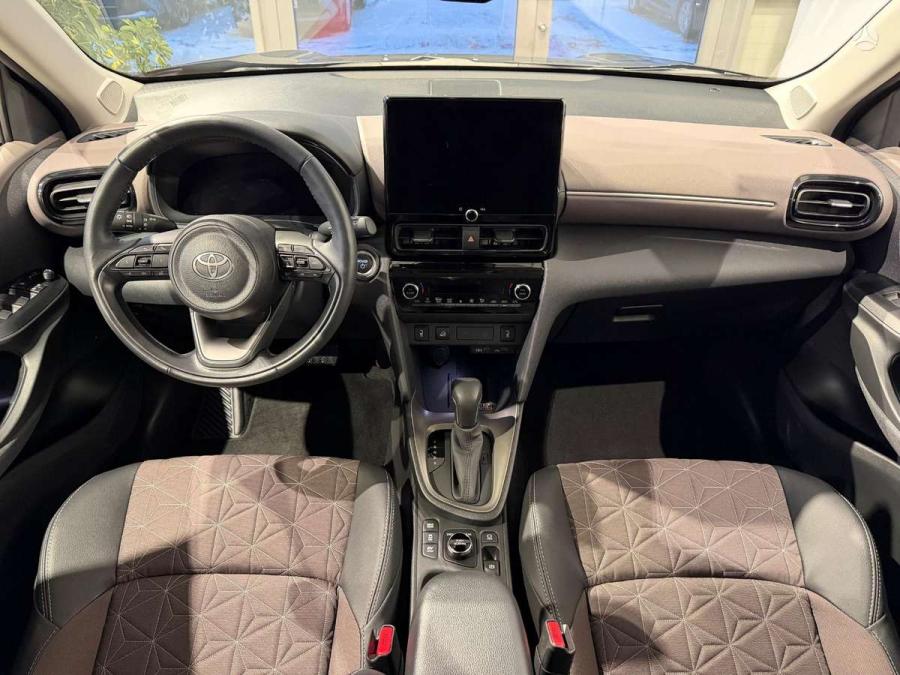 Pelēks Toyota Yaris Cross 2025 Šauļi, ar dzinēja tilpumu 1.49 L un nobraukumu 7 tūkst. km par 30900 €, foto 11 vietnē AUTOMOTO.COM.LV