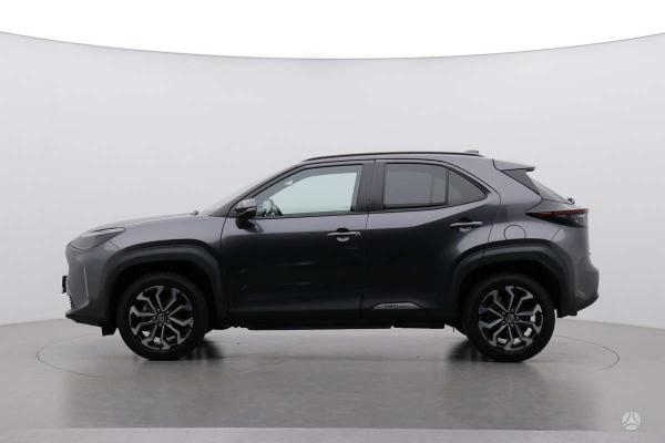 Серый Тойота Yaris Cross 2025 в Вильнюс, объемом двигателя 1.49 л и пробегом 27 тыс. км за 26990 €, фото 3 на AUTOMOTO.COM.LV
