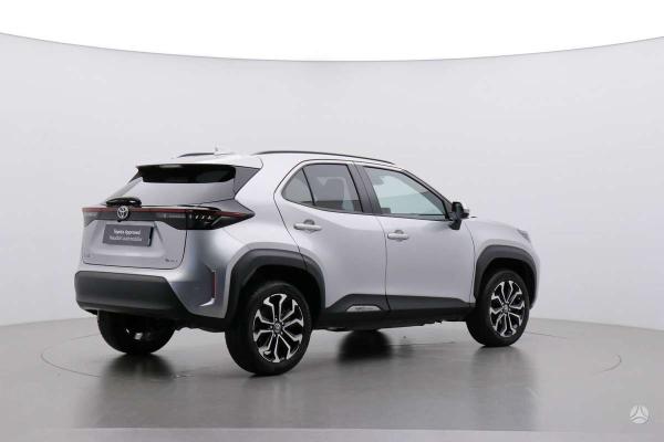 Pelēks Toyota Yaris Cross 2025 Viļņa, ar dzinēja tilpumu 1.49 L un nobraukumu 22 tūkst. km par 26990 €, foto 2 vietnē AUTOMOTO.COM.LV