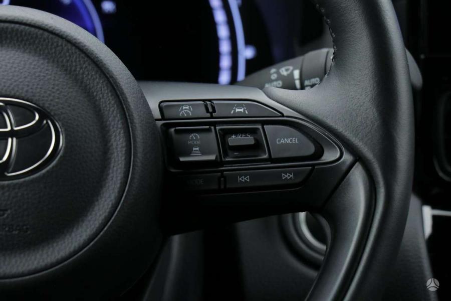 Серый Тойота Yaris Cross 2025 в Вильнюс, объемом двигателя 1.49 л и пробегом 18 тыс. км за 26990 €, фото 29 на AUTOMOTO.COM.LV