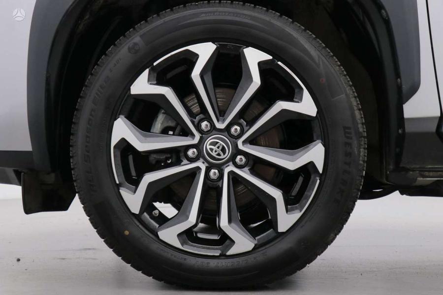 Grey Toyota Yaris Cross 2025 in Vilnius, with an engine capacity of 1.49 L and mileage of 27 thousand km for 25990 €, photo 17 on AUTOMOTO.COM.LV