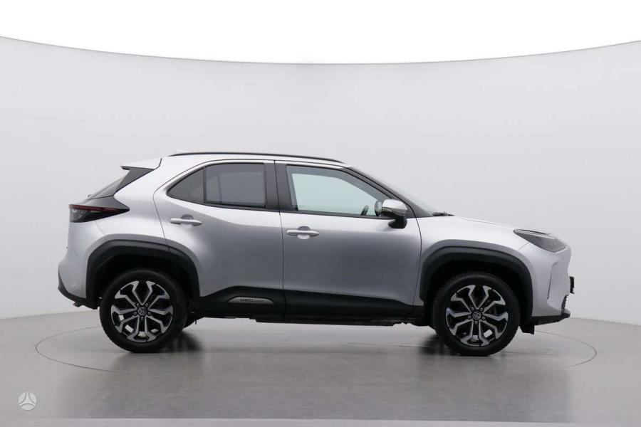 Grey Toyota Yaris Cross 2025 in Vilnius, with an engine capacity of 1.49 L and mileage of 27 thousand km for 25990 €, photo 18 on AUTOMOTO.COM.LV