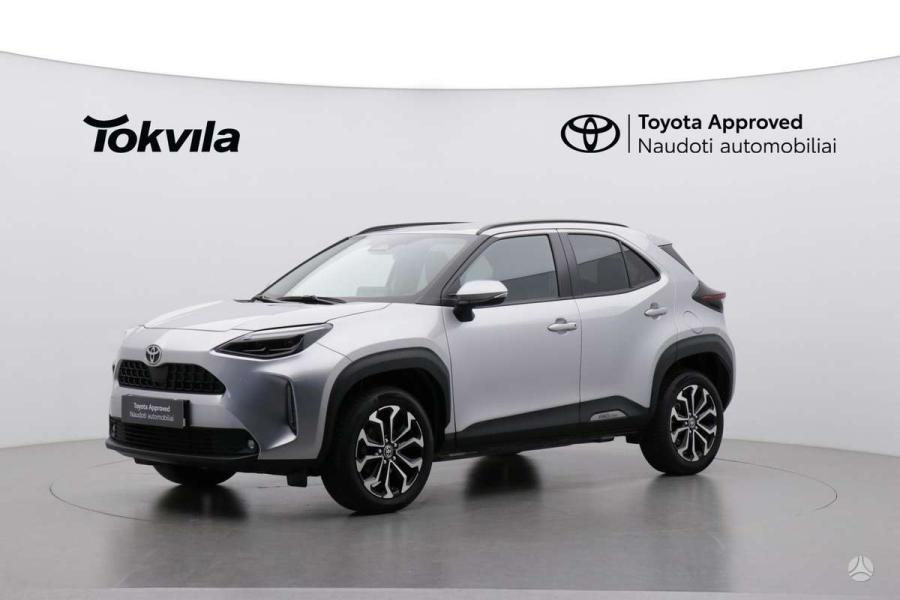 Grey Toyota Yaris Cross 2025 in Vilnius, with an engine capacity of 1.49 L and mileage of 27 thousand km for 25990 €, photo 1 on AUTOMOTO.COM.LV