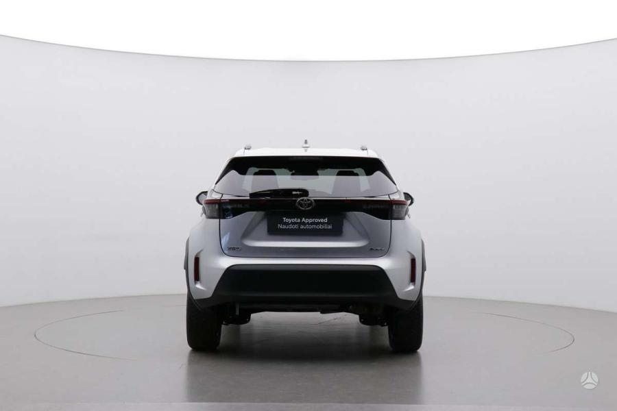 Grey Toyota Yaris Cross 2025 in Vilnius, with an engine capacity of 1.49 L and mileage of 27 thousand km for 25990 €, photo 6 on AUTOMOTO.COM.LV