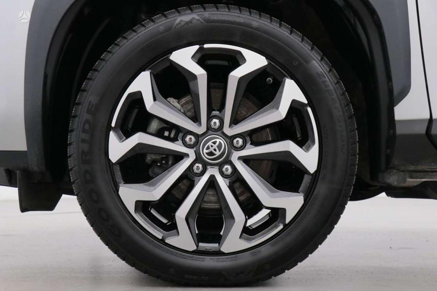 Grey Toyota Yaris Cross 2025 in Vilnius, with an engine capacity of 1.49 L and mileage of 27 thousand km for 25990 €, photo 17 on AUTOMOTO.COM.LV