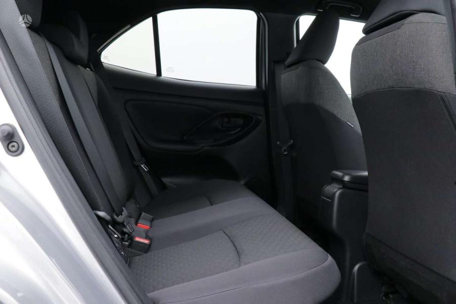 Grey Toyota Yaris Cross 2025 in Vilnius, with an engine capacity of 1.49 L and mileage of 19 thousand km for 26900 €, photo 11 on AUTOMOTO.COM.LV