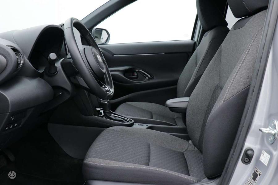 Grey Toyota Yaris Cross 2025 in Vilnius, with an engine capacity of 1.49 L and mileage of 19 thousand km for 26900 €, photo 13 on AUTOMOTO.COM.LV