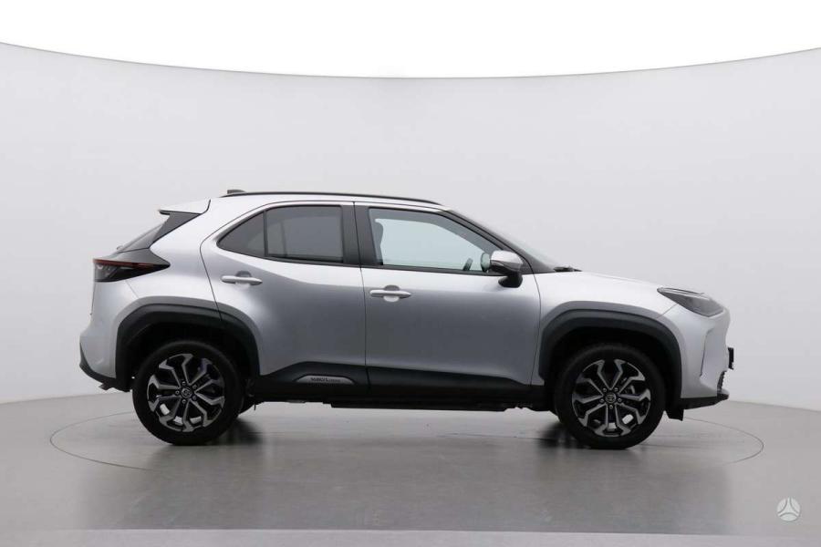 Grey Toyota Yaris Cross 2025 in Vilnius, with an engine capacity of 1.49 L and mileage of 19 thousand km for 26900 €, photo 18 on AUTOMOTO.COM.LV