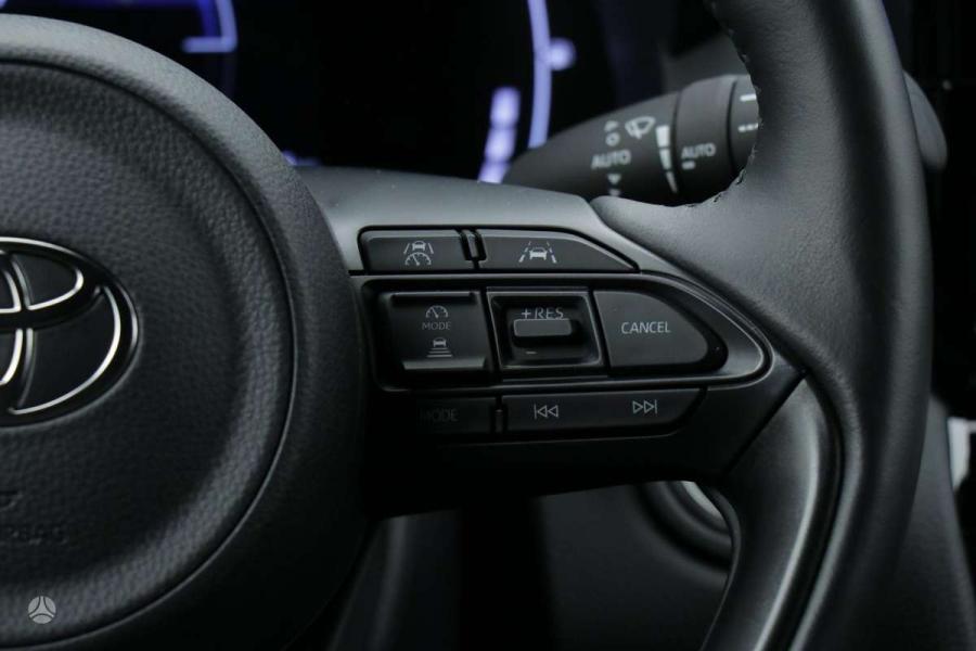 Grey Toyota Yaris Cross 2025 in Vilnius, with an engine capacity of 1.49 L and mileage of 19 thousand km for 26900 €, photo 27 on AUTOMOTO.COM.LV