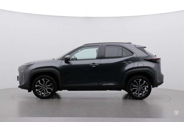 Grey Toyota Yaris Cross 2025 in Vilnius, with an engine capacity of 1.49 L and mileage of 28 thousand km for 26990 €, photo 4 on AUTOMOTO.COM.LV