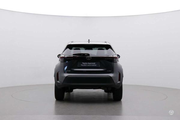 Grey Toyota Yaris Cross 2025 in Vilnius, with an engine capacity of 1.49 L and mileage of 28 thousand km for 26990 €, photo 5 on AUTOMOTO.COM.LV
