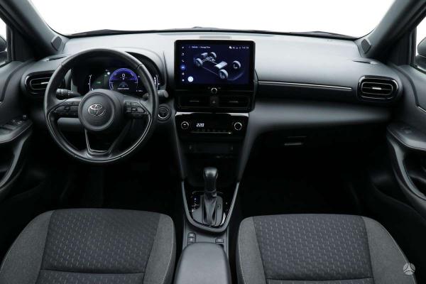 Grey Toyota Yaris Cross 2025 in Vilnius, with an engine capacity of 1.49 L and mileage of 28 thousand km for 26990 €, photo 7 on AUTOMOTO.COM.LV