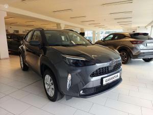 Pelēks Toyota Yaris Cross 2025 Šauļi, ar dzinēja tilpumu 1.49 L un nobraukumu 32 tūkst. km par 24200 €, foto  vietnē AUTOMOTO.COM.LV