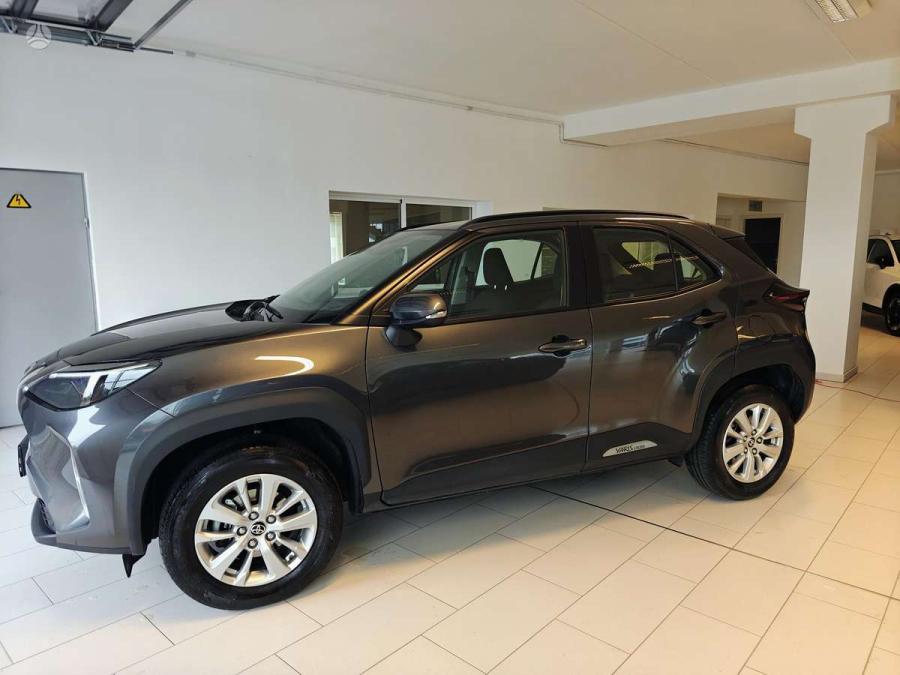 Pelēks Toyota Yaris Cross 2025 Šauļi, ar dzinēja tilpumu 1.49 L un nobraukumu 32 tūkst. km par 24200 €, foto 5 vietnē AUTOMOTO.COM.LV