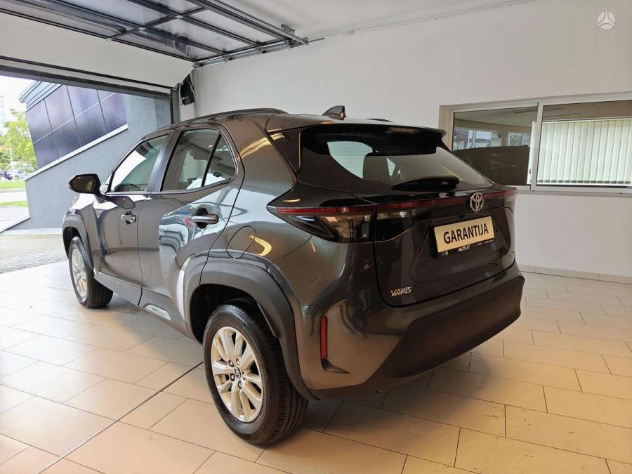 Pelēks Toyota Yaris Cross 2025 Šauļi, ar dzinēja tilpumu 1.49 L un nobraukumu 32 tūkst. km par 24200 €, foto 6 vietnē AUTOMOTO.COM.LV