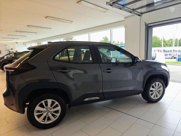 Pelēks Toyota Yaris Cross 2025 Šauļi, ar dzinēja tilpumu 1.49 L un nobraukumu 32 tūkst. km par 24200 €, foto 9 vietnē AUTOMOTO.COM.LV