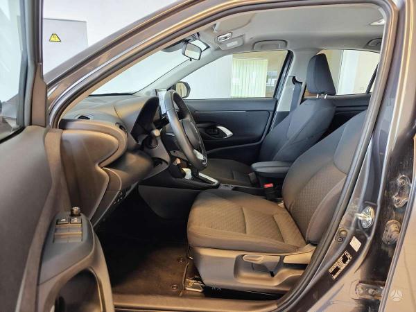 Pelēks Toyota Yaris Cross 2025 Šauļi, ar dzinēja tilpumu 1.49 L un nobraukumu 32 tūkst. km par 24200 €, foto 10 vietnē AUTOMOTO.COM.LV