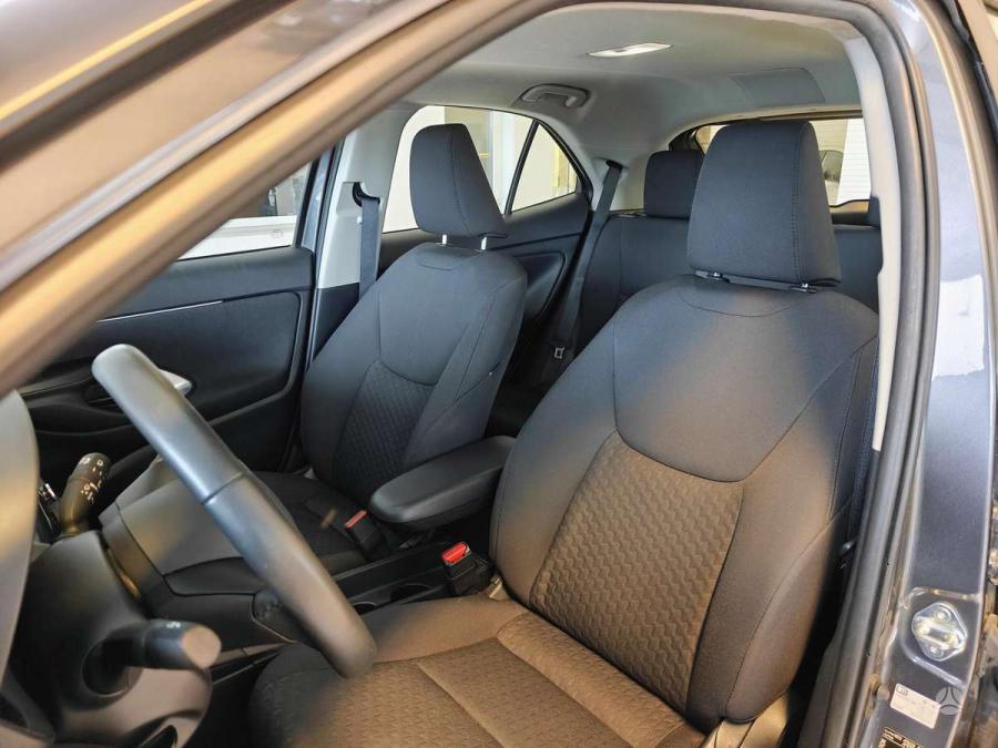 Pelēks Toyota Yaris Cross 2025 Šauļi, ar dzinēja tilpumu 1.49 L un nobraukumu 32 tūkst. km par 24200 €, foto 12 vietnē AUTOMOTO.COM.LV