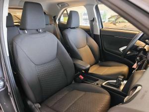 Pelēks Toyota Yaris Cross 2025 Šauļi, ar dzinēja tilpumu 1.49 L un nobraukumu 32 tūkst. km par 24200 €, foto 16 vietnē AUTOMOTO.COM.LV