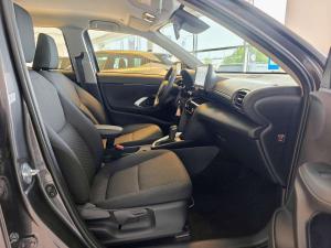 Pelēks Toyota Yaris Cross 2025 Šauļi, ar dzinēja tilpumu 1.49 L un nobraukumu 32 tūkst. km par 24200 €, foto 17 vietnē AUTOMOTO.COM.LV