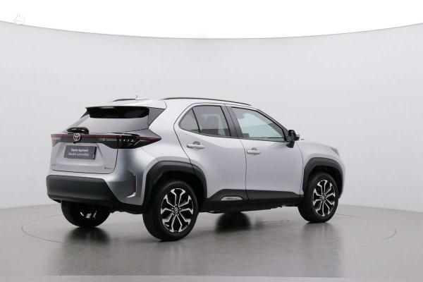 Grey Toyota Yaris Cross 2025 in Vilnius, with an engine capacity of 1.49 L and mileage of 24 thousand km for 25990 €, photo 3 on AUTOMOTO.COM.LV