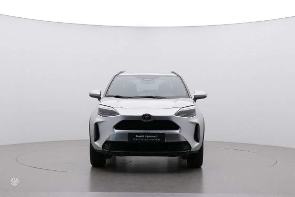 Grey Toyota Yaris Cross 2025 in Vilnius, with an engine capacity of 1.49 L and mileage of 24 thousand km for 25990 €, photo 6 on AUTOMOTO.COM.LV