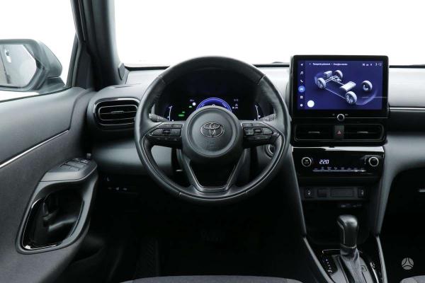 Grey Toyota Yaris Cross 2025 in Vilnius, with an engine capacity of 1.49 L and mileage of 24 thousand km for 25990 €, photo 8 on AUTOMOTO.COM.LV